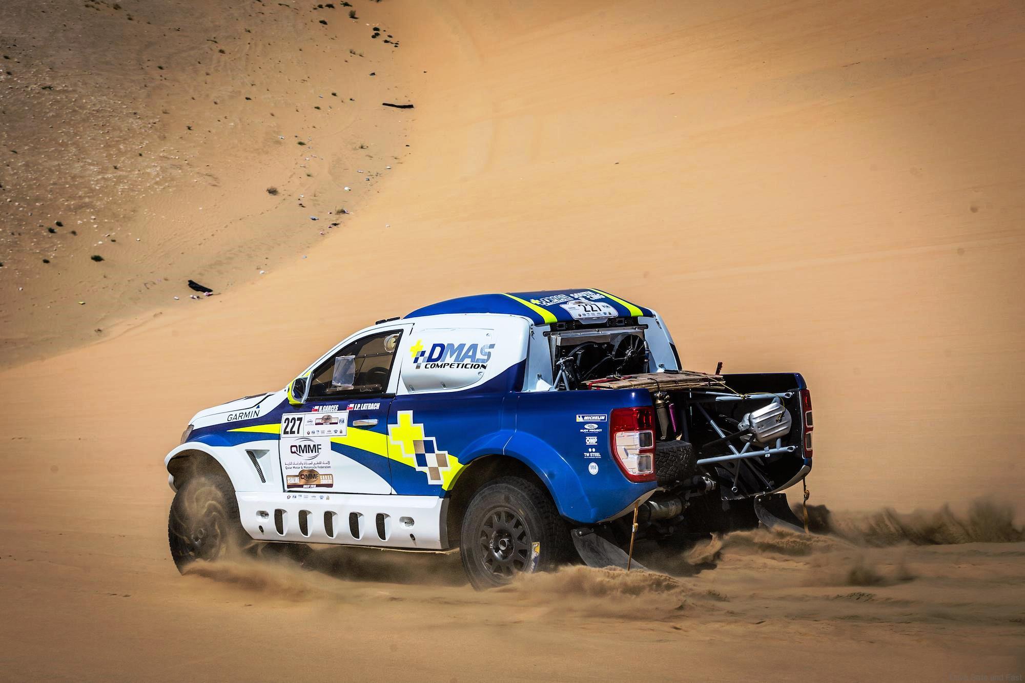 Dakar Rally 2017 Ford Ranger மற்றும் இரண்டு Toyota Hiluxes racing has a ...