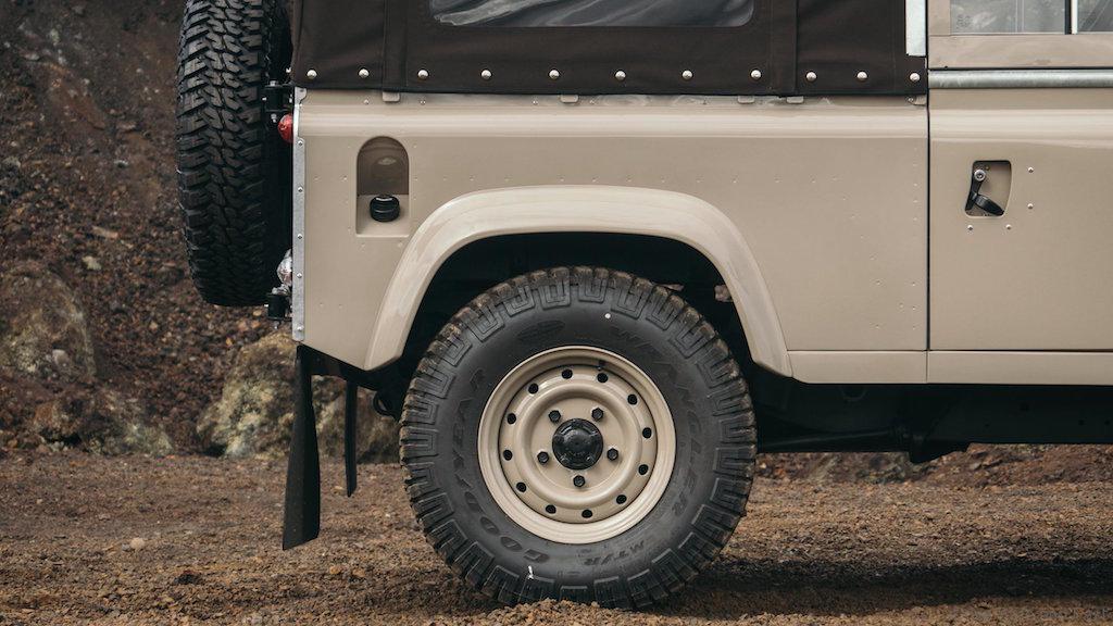 Right way to restore a Land Rover Defender - Automacha