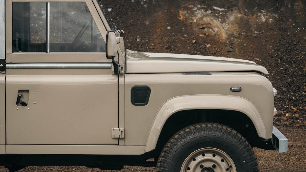 Right way to restore a Land Rover Defender - Automacha