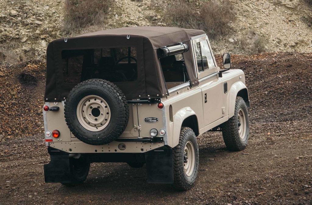 Right way to restore a Land Rover Defender - Automacha