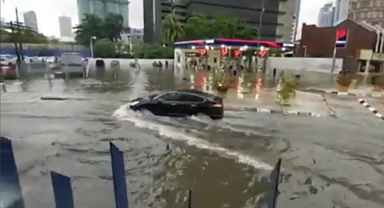 Unfortunate Toyota Hilux Plunges Into Flooded Sinkhole - Automacha