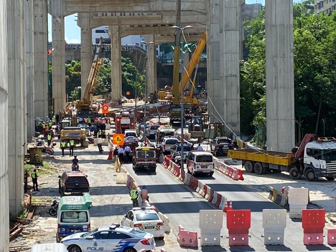 Crane Falls Onto Car From SUKE Construction Site, Killing 3 - Automacha