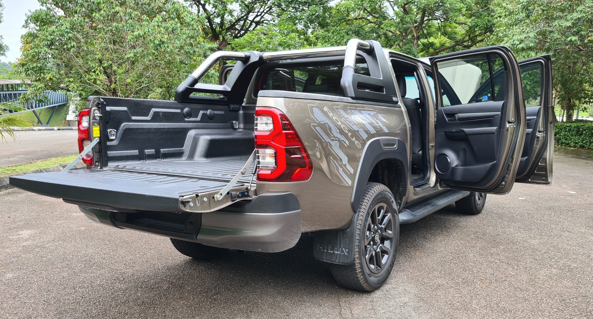 First Drive Impressions: Toyota Hilux 2.8 Rogue 4x4 - Automacha