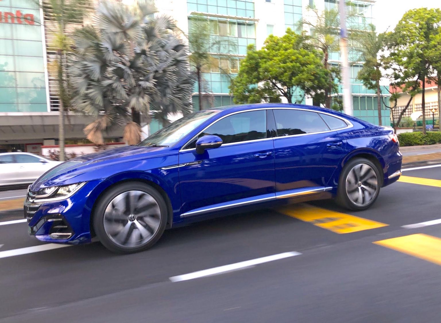 7 Reasons To Consider The VW Arteon R-Line For Your Garage - Automacha