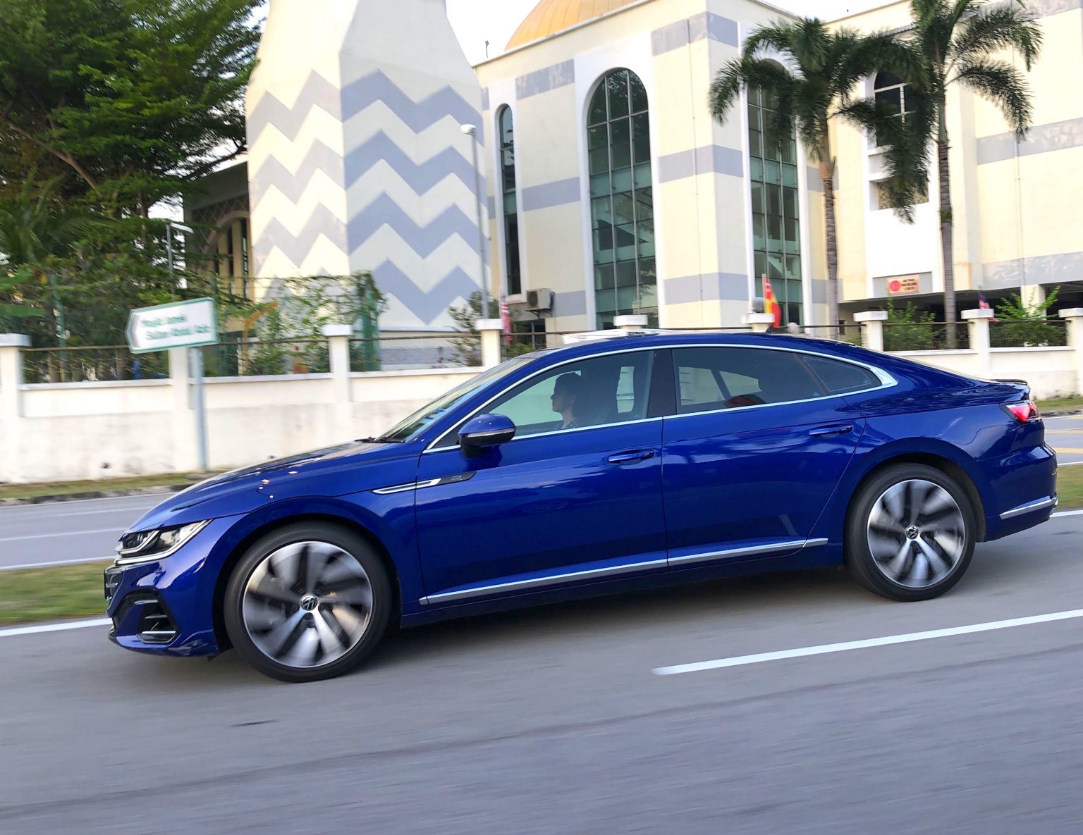 7 Reasons To Consider The VW Arteon R-Line For Your Garage - Automacha