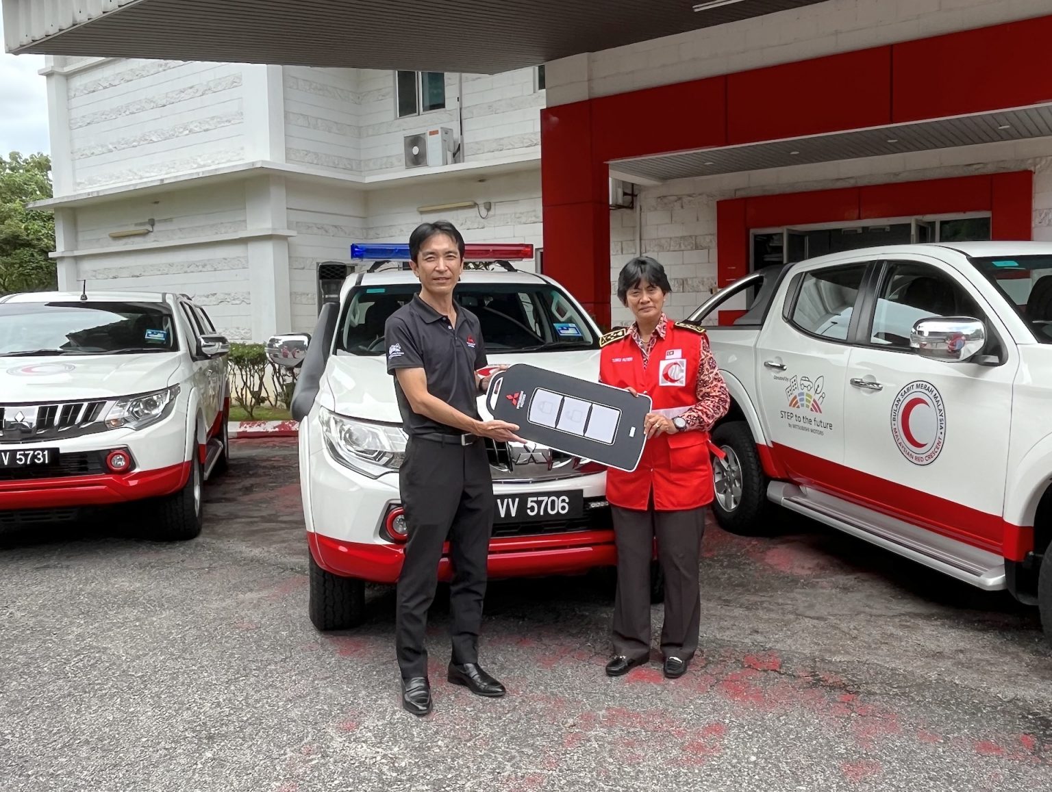 Mitsubishi Contributes Triton Pick-Up Truck To Red Crescent - Automacha