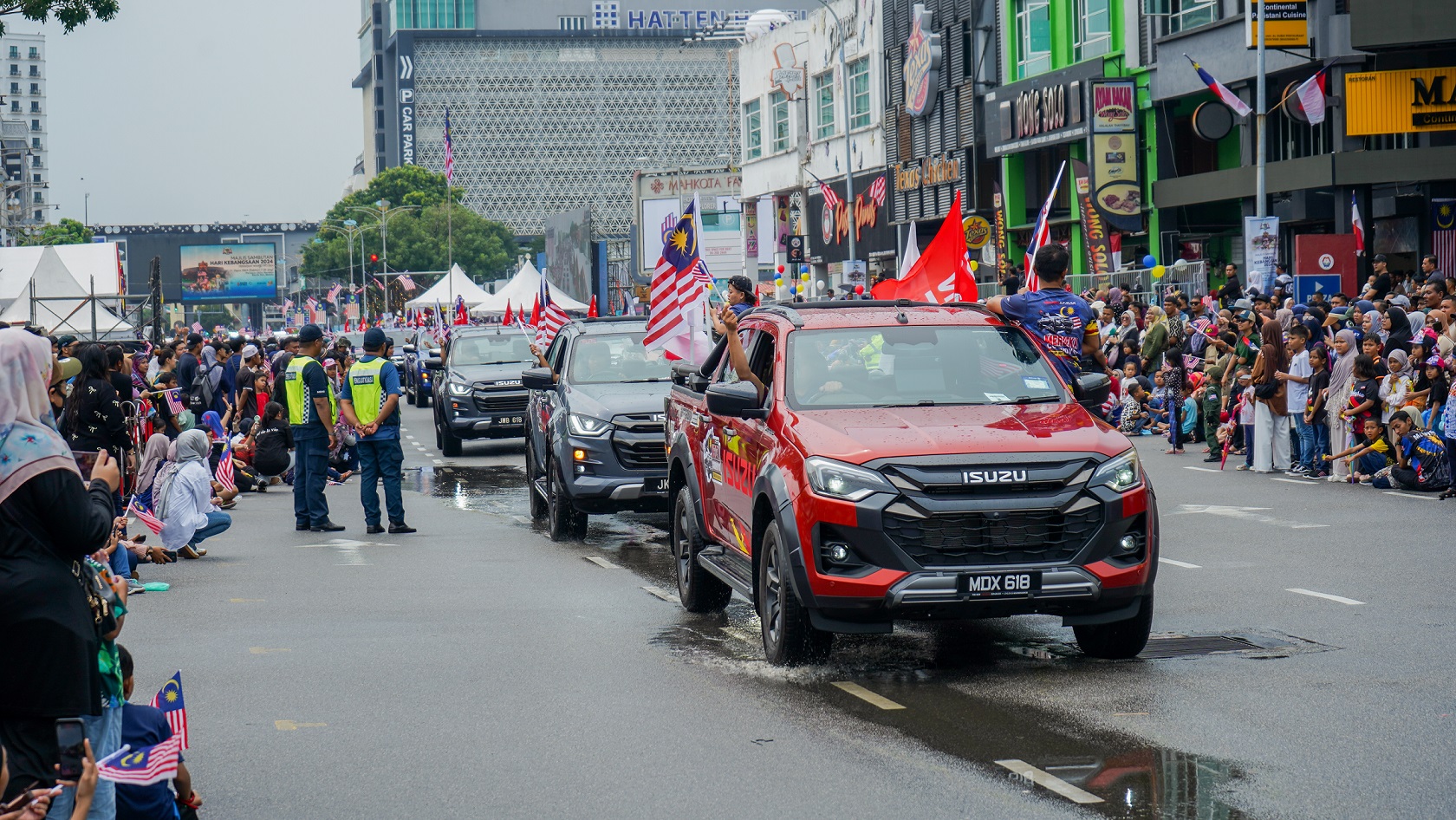Isuzu Marks Merdeka With A Convoy Of 900 D-Max Pickups - Automacha