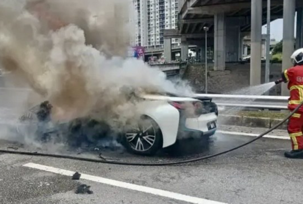 BMW i8 Hybrid Sports Car Bursts Into Flames On KESAS Highway - Automacha