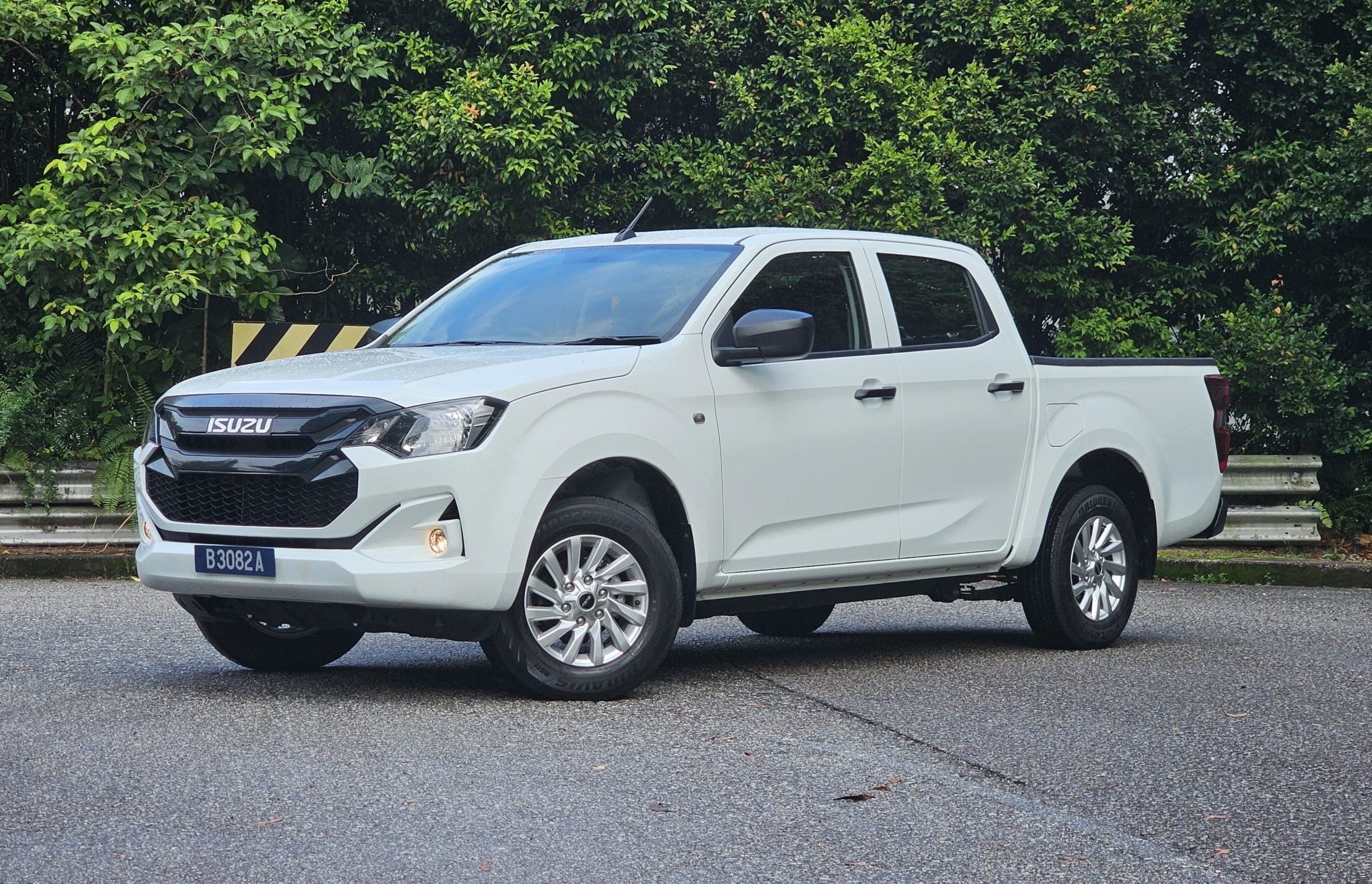 5 Surprising Things About The Isuzu D-Max 1.9L Low-Ride 4x2 MT - Automacha